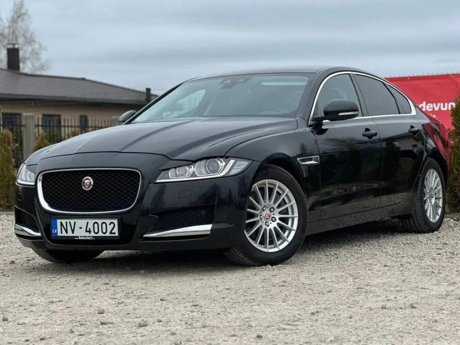 Black Jaguar XF 2017 in Jelgava, with an engine capacity of 2.00 L and mileage of 233 thousand km for 10990 €, photo 1 on AUTOMOTO.COM.LV