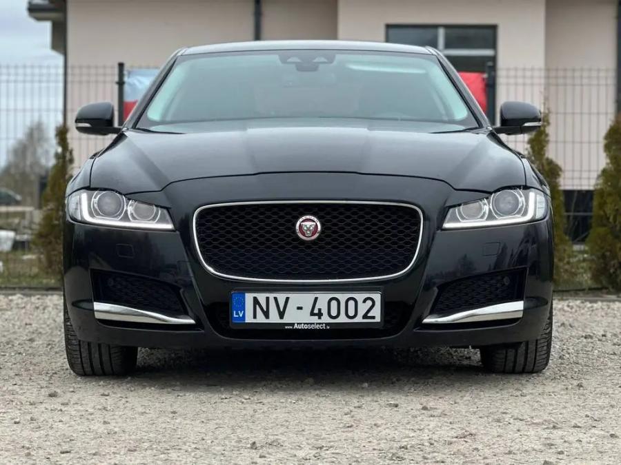 Black Jaguar XF 2017 in Jelgava, with an engine capacity of 2.00 L and mileage of 233 thousand km for 10990 €, photo 3 on AUTOMOTO.COM.LV