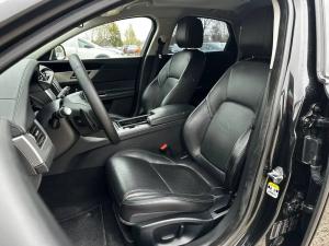 Black Jaguar XF 2017 in Jelgava, with an engine capacity of 2.00 L and mileage of 233 thousand km for 10990 €, photo 8 on AUTOMOTO.COM.LV