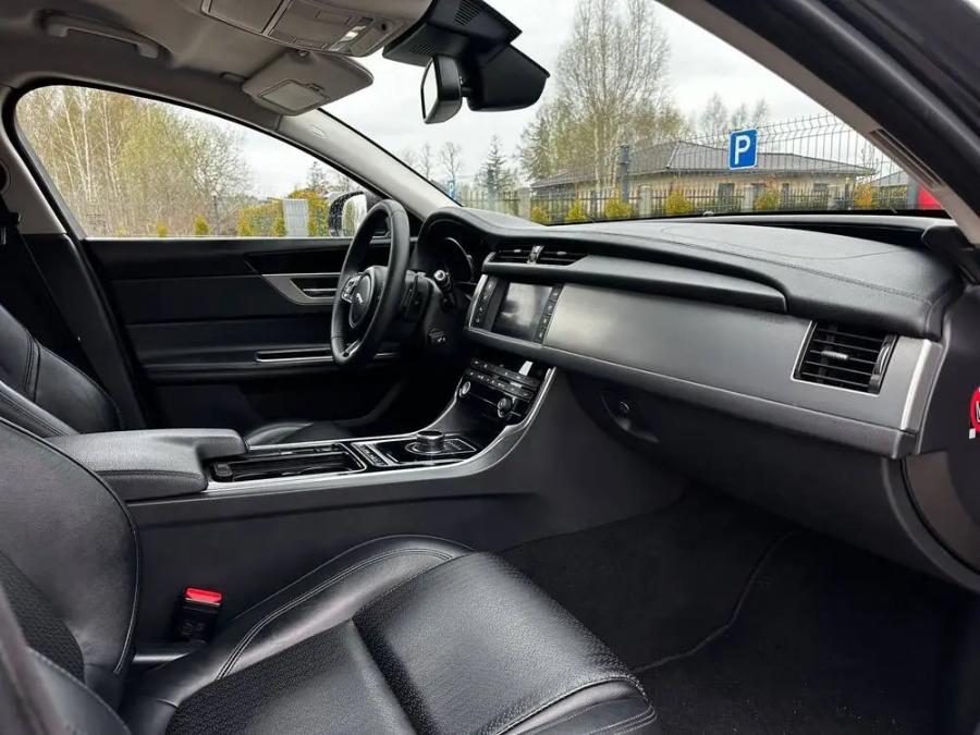 Black Jaguar XF 2017 in Jelgava, with an engine capacity of 2.00 L and mileage of 233 thousand km for 10990 €, photo 10 on AUTOMOTO.COM.LV