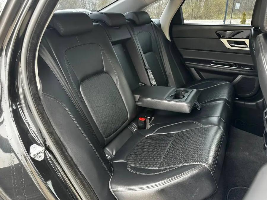 Black Jaguar XF 2017 in Jelgava, with an engine capacity of 2.00 L and mileage of 233 thousand km for 10990 €, photo 12 on AUTOMOTO.COM.LV