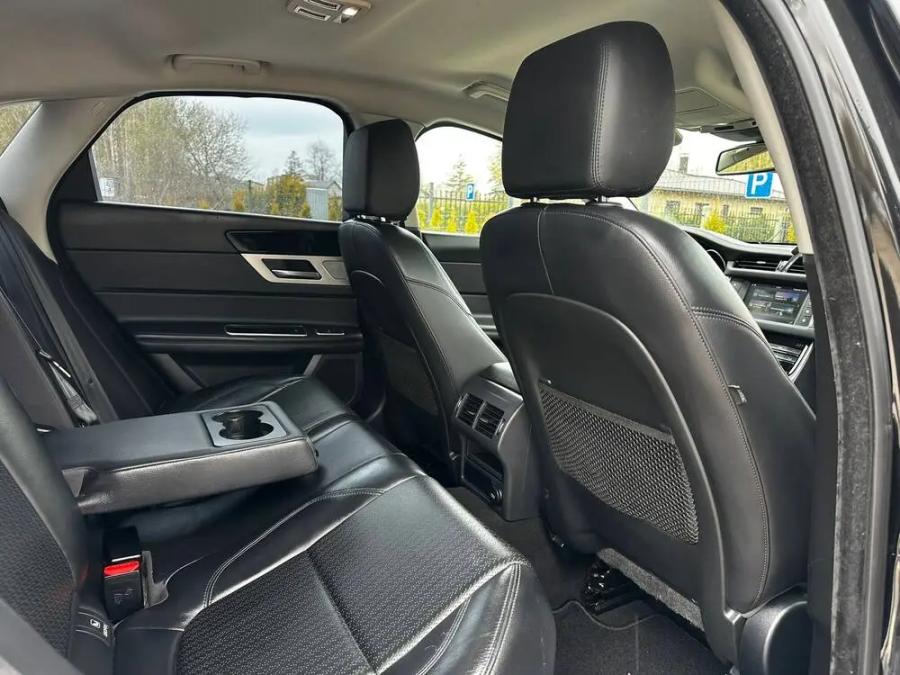 Black Jaguar XF 2017 in Jelgava, with an engine capacity of 2.00 L and mileage of 233 thousand km for 10990 €, photo 13 on AUTOMOTO.COM.LV