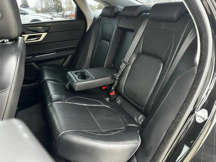 Black Jaguar XF 2017 in Jelgava, with an engine capacity of 2.00 L and mileage of 233 thousand km for 10990 €, photo 14 on AUTOMOTO.COM.LV