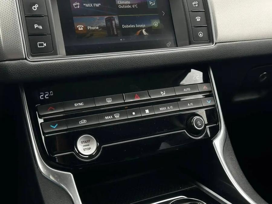 Black Jaguar XF 2017 in Jelgava, with an engine capacity of 2.00 L and mileage of 233 thousand km for 10990 €, photo 24 on AUTOMOTO.COM.LV
