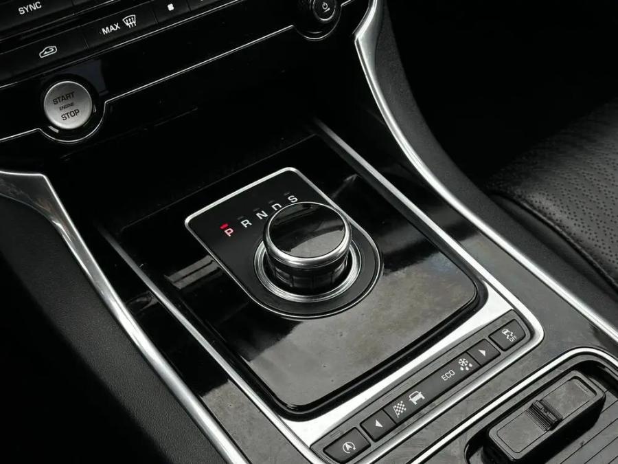 Black Jaguar XF 2017 in Jelgava, with an engine capacity of 2.00 L and mileage of 233 thousand km for 10990 €, photo 25 on AUTOMOTO.COM.LV