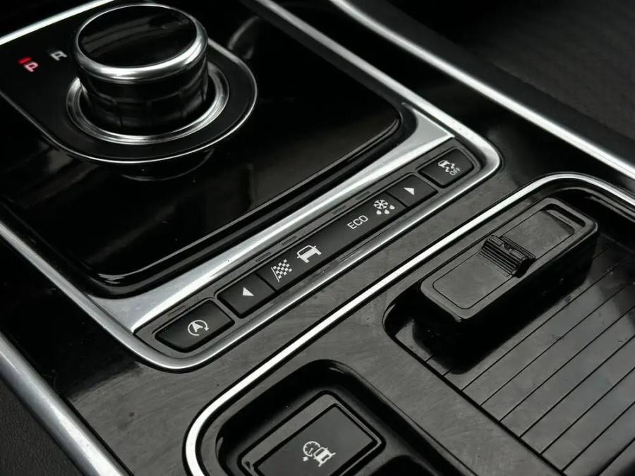Black Jaguar XF 2017 in Jelgava, with an engine capacity of 2.00 L and mileage of 233 thousand km for 10990 €, photo 26 on AUTOMOTO.COM.LV