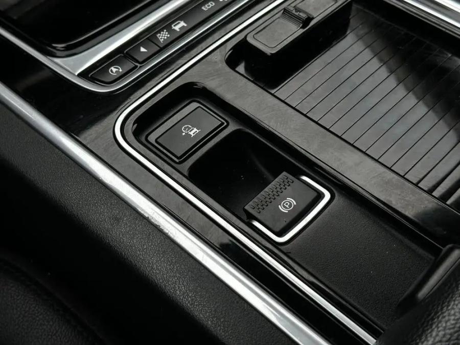 Black Jaguar XF 2017 in Jelgava, with an engine capacity of 2.00 L and mileage of 233 thousand km for 10990 €, photo 27 on AUTOMOTO.COM.LV