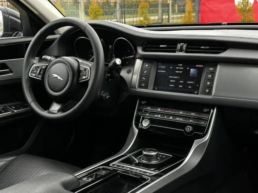 Black Jaguar XF 2017 in Jelgava, with an engine capacity of 2.00 L and mileage of 233 thousand km for 10990 €, photo 28 on AUTOMOTO.COM.LV