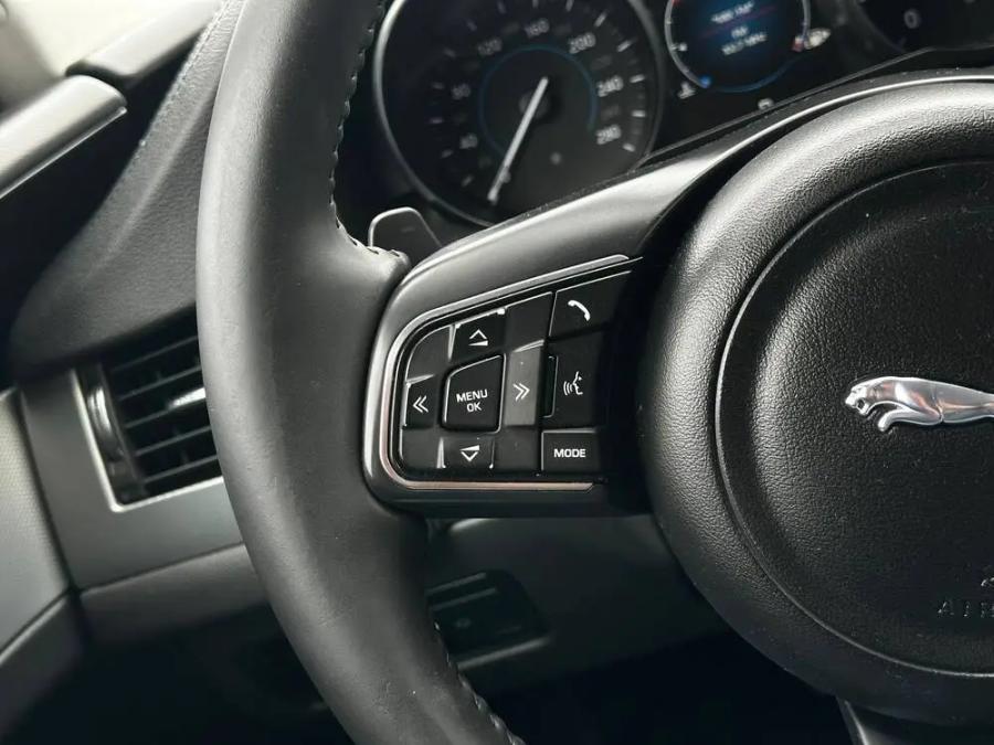 Black Jaguar XF 2017 in Jelgava, with an engine capacity of 2.00 L and mileage of 233 thousand km for 10990 €, photo 30 on AUTOMOTO.COM.LV