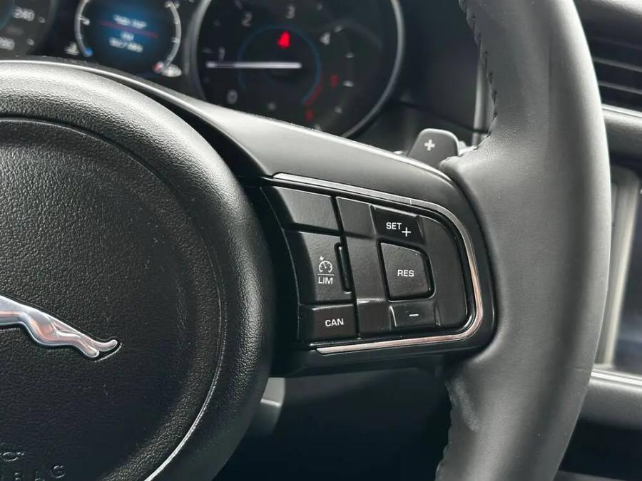 Black Jaguar XF 2017 in Jelgava, with an engine capacity of 2.00 L and mileage of 233 thousand km for 10990 €, photo 31 on AUTOMOTO.COM.LV