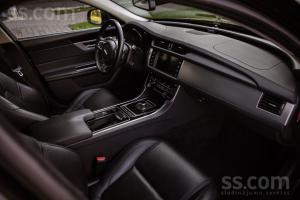 Black Jaguar XF 2017 in Jelgava, with an engine capacity of 2.00 L and mileage of 233 thousand km for 10950 €, photo 12 on AUTOMOTO.COM.LV