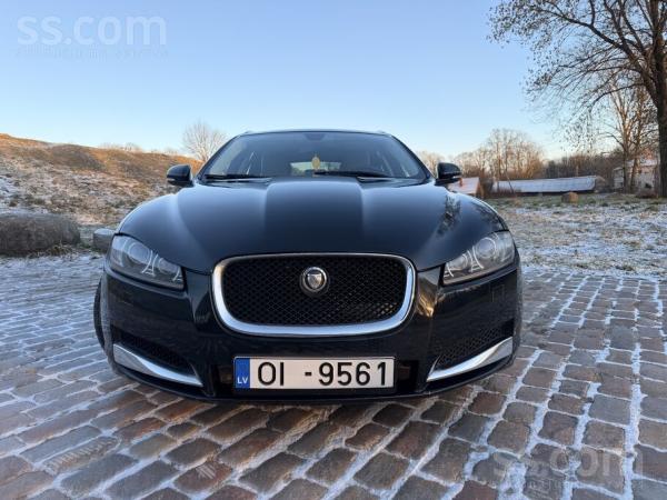 Black Jaguar XF 2013 in Rezekne, with an engine capacity of 3.00 L and mileage of 0 thousand km for 9350 €, photo 3 on AUTOMOTO.COM.LV