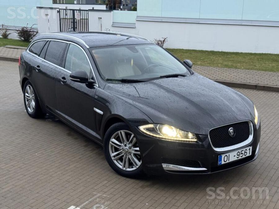 Black Jaguar XF 2013 in Rezekne, with an engine capacity of 3.00 L and mileage of 350 thousand km for 4250 €, photo 5 on AUTOMOTO.COM.LV