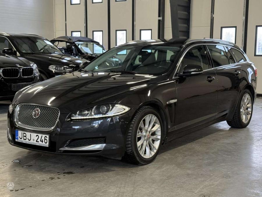Black Jaguar XF 2015 in Marijampole, with an engine capacity of 2.18 L and mileage of 230 thousand km for 7999 €, photo 4 on AUTOMOTO.COM.LV