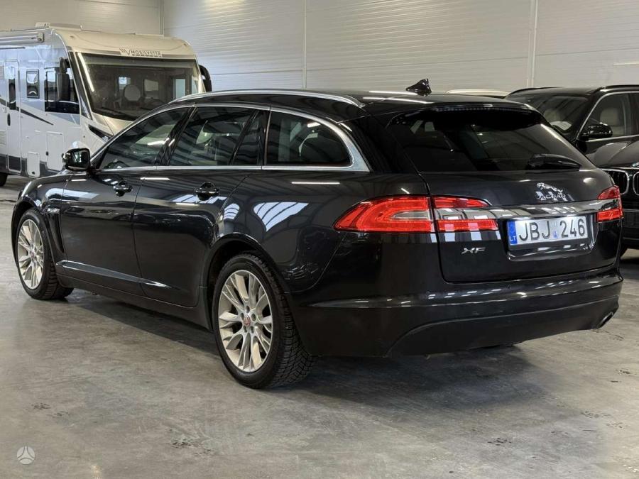 Black Jaguar XF 2015 in Marijampole, with an engine capacity of 2.18 L and mileage of 230 thousand km for 7999 €, photo 5 on AUTOMOTO.COM.LV