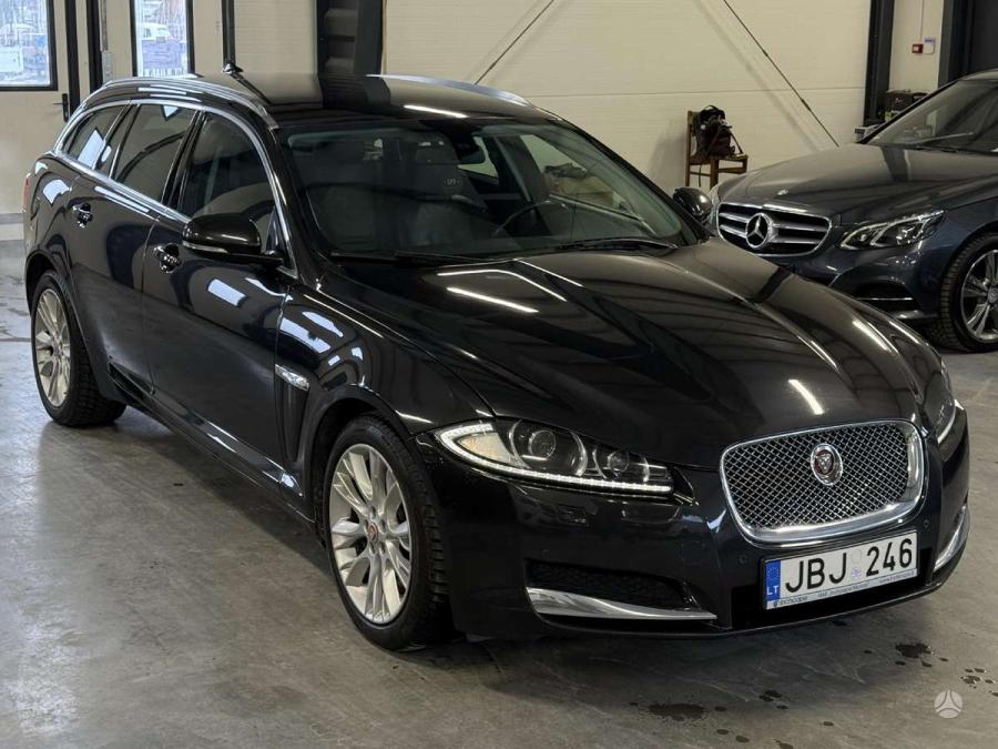 Black Jaguar XF 2015 in Marijampole, with an engine capacity of 2.18 L and mileage of 230 thousand km for 7999 €, photo 8 on AUTOMOTO.COM.LV
