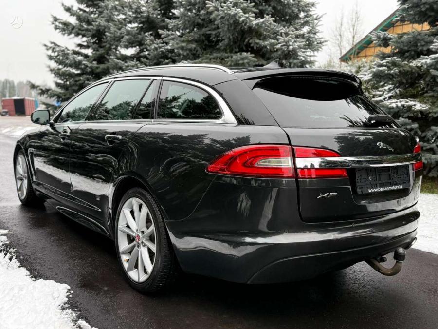 Black Jaguar XF 2015 in Utena, with an engine capacity of 2.18 L and mileage of 212 thousand km for 6950 €, photo 4 on AUTOMOTO.COM.LV