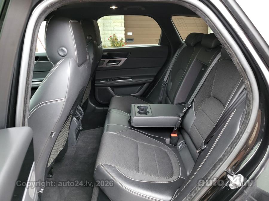 Black Jaguar XF 2018 in Tallinn, with an engine capacity of 2.00 L and mileage of 179 thousand km for 13999 €, photo 8 on AUTOMOTO.COM.LV