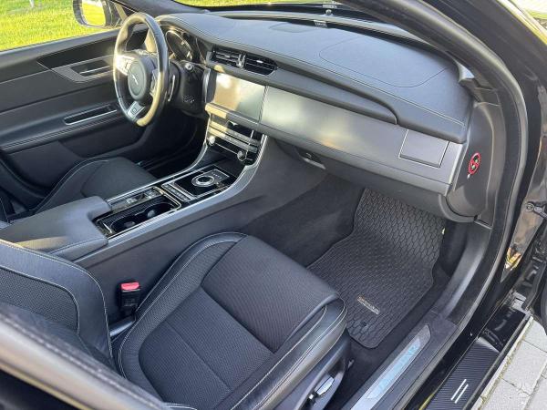 Black Jaguar XF 2020 in Klaipeda, with an engine capacity of 2.00 L and mileage of 93 thousand km for 10500 €, photo 10 on AUTOMOTO.COM.LV