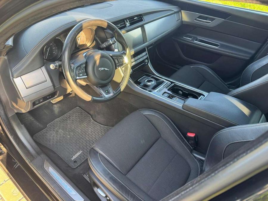 Black Jaguar XF 2020 in Klaipeda, with an engine capacity of 2.00 L and mileage of 93 thousand km for 8600 €, photo 6 on AUTOMOTO.COM.LV