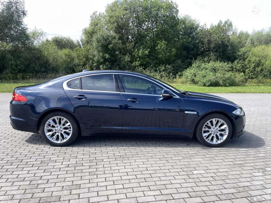 Blue Jaguar XF 2013 in Siauliai, with an engine capacity of 2.18 L and mileage of 260 thousand km for 5900 €, photo 9 on AUTOMOTO.COM.LV