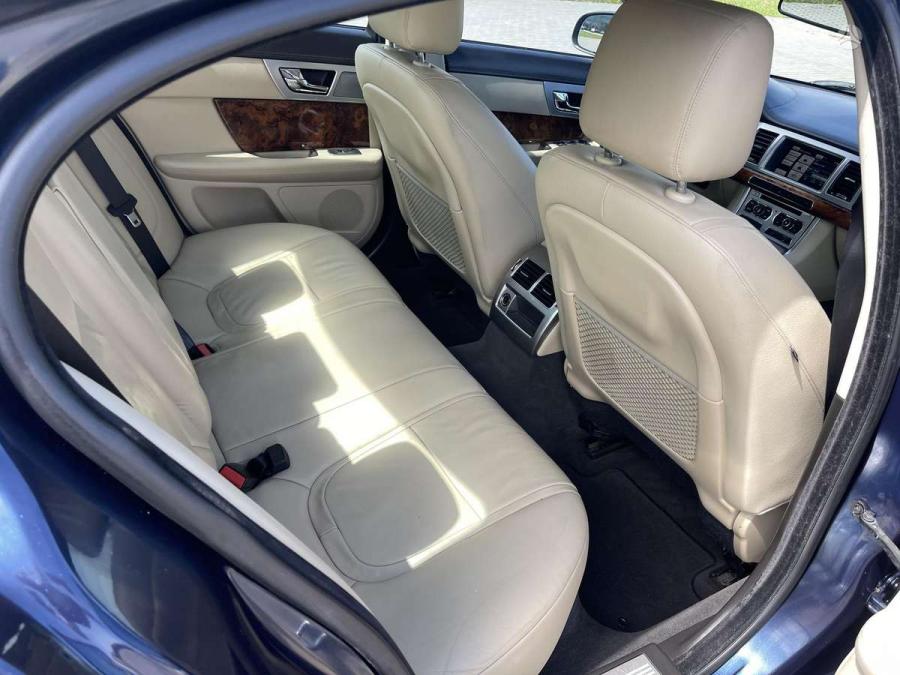 Blue Jaguar XF 2013 in Siauliai, with an engine capacity of 2.18 L and mileage of 260 thousand km for 5900 €, photo 15 on AUTOMOTO.COM.LV