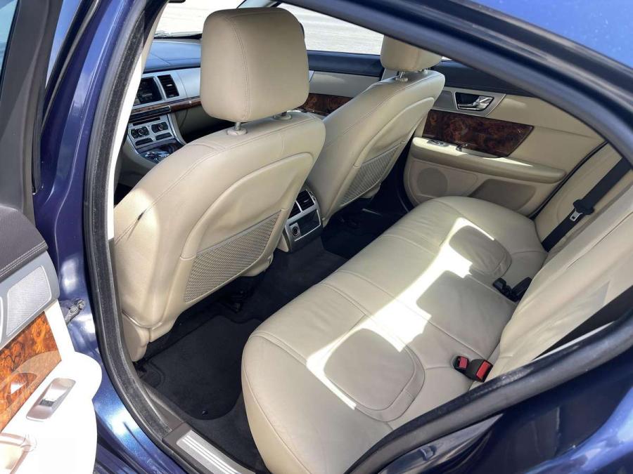 Blue Jaguar XF 2013 in Siauliai, with an engine capacity of 2.18 L and mileage of 260 thousand km for 5900 €, photo 16 on AUTOMOTO.COM.LV