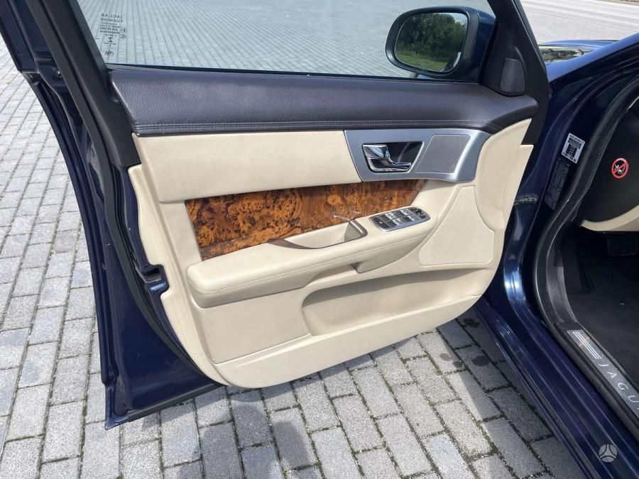 Blue Jaguar XF 2013 in Siauliai, with an engine capacity of 2.18 L and mileage of 260 thousand km for 5900 €, photo 17 on AUTOMOTO.COM.LV