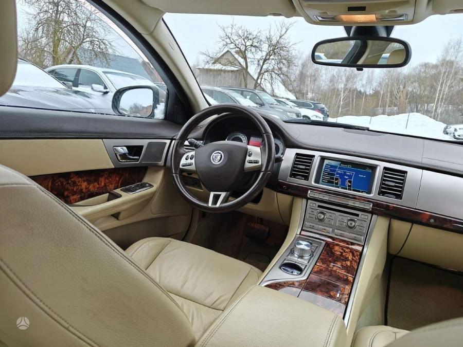 Brown Jaguar XF 2010 in Vilnius, with an engine capacity of 2.99 L and mileage of 306 thousand km for 3750 €, photo 9 on AUTOMOTO.COM.LV