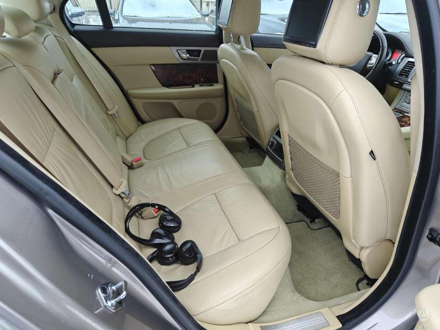 Brown Jaguar XF 2010 in Vilnius, with an engine capacity of 2.99 L and mileage of 306 thousand km for 3750 €, photo 13 on AUTOMOTO.COM.LV