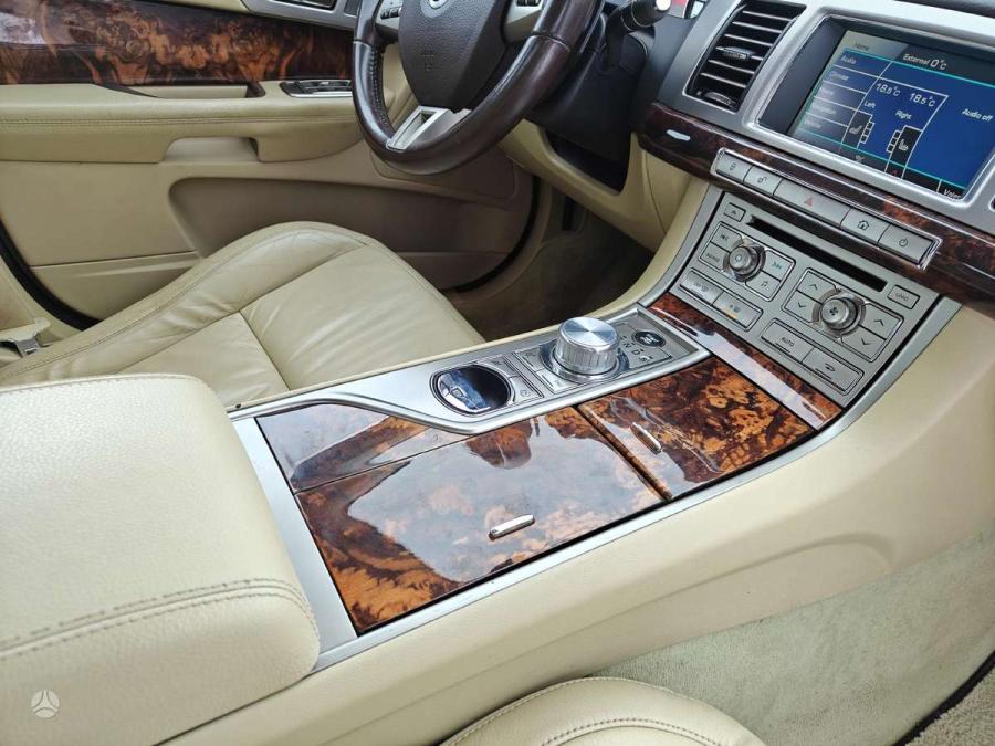 Brown Jaguar XF 2010 in Vilnius, with an engine capacity of 2.99 L and mileage of 306 thousand km for 3750 €, photo 15 on AUTOMOTO.COM.LV