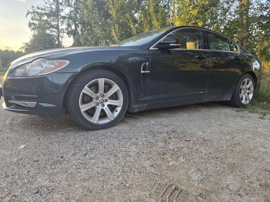 Zaļš Jaguar XF 2010 Viļņa, ar dzinēja tilpumu 2.99 L un nobraukumu 3 tūkst. km par 1900 €, foto 1 vietnē AUTOMOTO.COM.LV