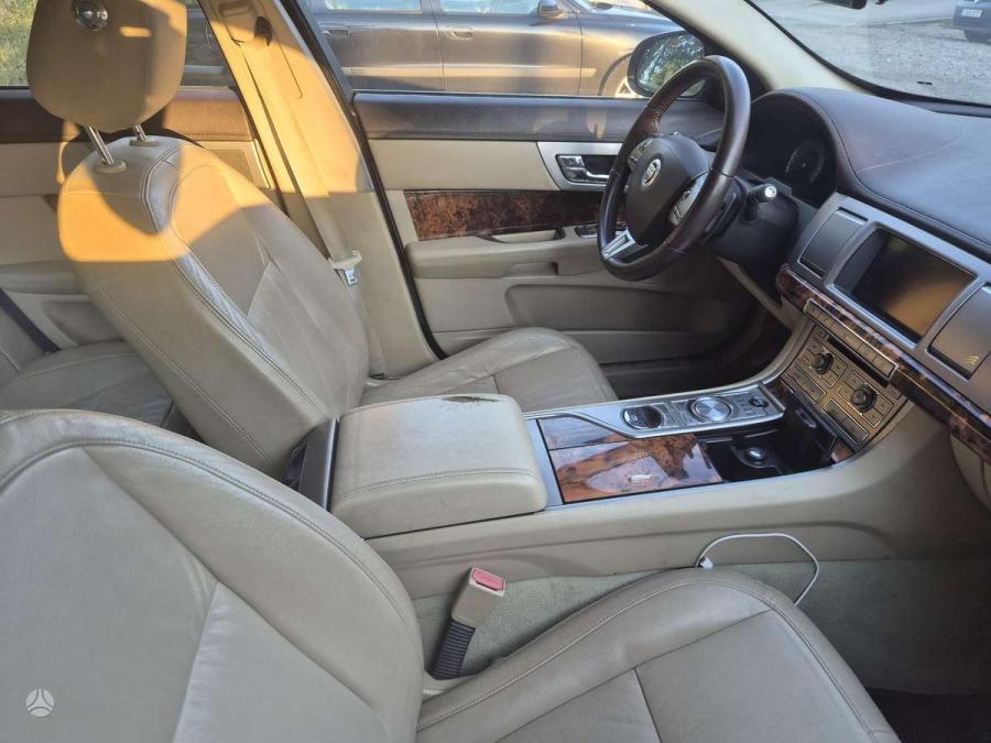 Zaļš Jaguar XF 2010 Viļņa, ar dzinēja tilpumu 2.99 L un nobraukumu 3 tūkst. km par 1900 €, foto 6 vietnē AUTOMOTO.COM.LV
