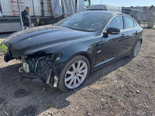 Green Jaguar XF 2010 in Kretinga, with an engine capacity of 2.99 L and mileage of 237 thousand km for 1495 €, photo 8 on AUTOMOTO.COM.LV