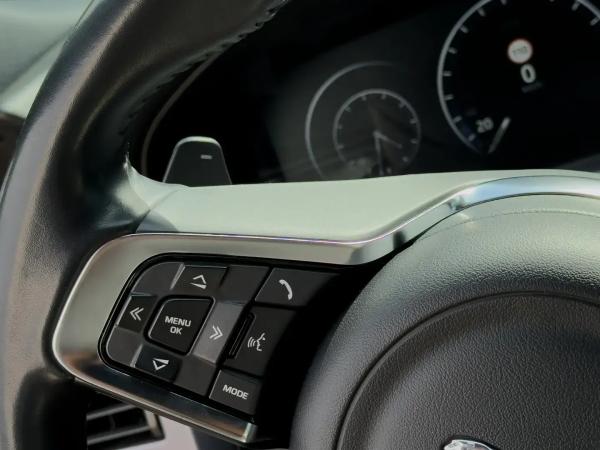 Grey Jaguar XF 2016 in Daugavpils, with an engine capacity of 3.00 L and mileage of 105 thousand km for 17500 €, photo 6 on AUTOMOTO.COM.LV