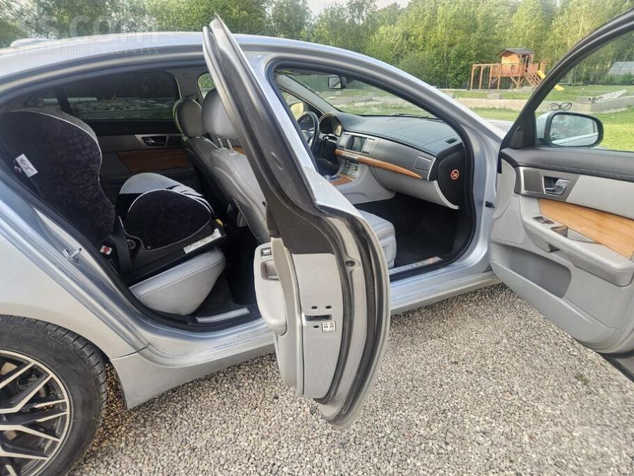 Grey Jaguar XF 2008 in Ogre, with an engine capacity of 2.70 L and mileage of 379 thousand km for 3500 €, photo 19 on AUTOMOTO.COM.LV