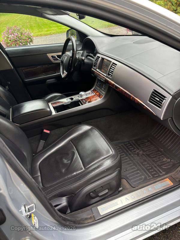 Pelēks Jaguar XF 2008 Rapla, ar dzinēja tilpumu 3.00 L un nobraukumu 309 tūkst. km par 3700 €, foto 5 vietnē AUTOMOTO.COM.LV