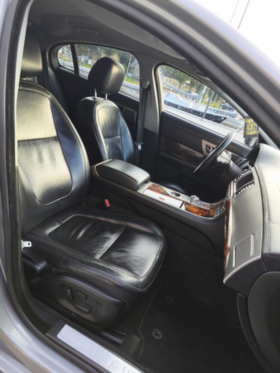 Grey Jaguar XF 2008 in Parnu, with an engine capacity of 2.70 L and mileage of 370 thousand km for 3200 €, photo 7 on AUTOMOTO.COM.LV