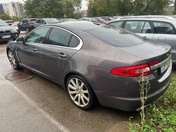 Jaguar XF 2009 in Vilnius on AUTOMOTO.COM.LV Grey Jaguar XF 2009 in Vilnius, with an engine capacity of 2.72 L and mileage of 300 thousand km for 1500 €, photo 4 on AUTOMOTO.COM.LV