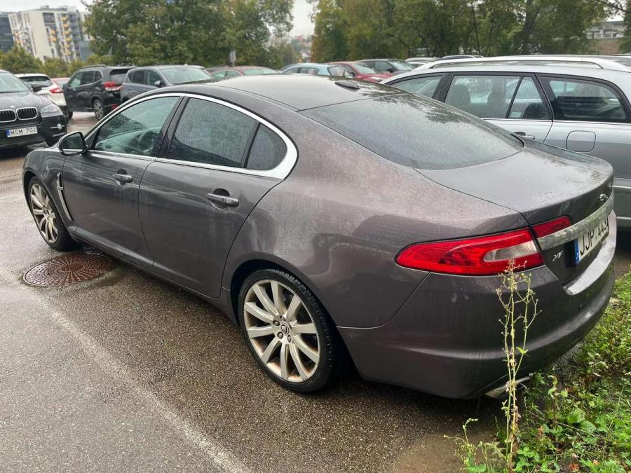 Grey Jaguar XF 2009 in Vilnius, with an engine capacity of 2.72 L and mileage of 300 thousand km for 1500 €, photo 4 on AUTOMOTO.COM.LV