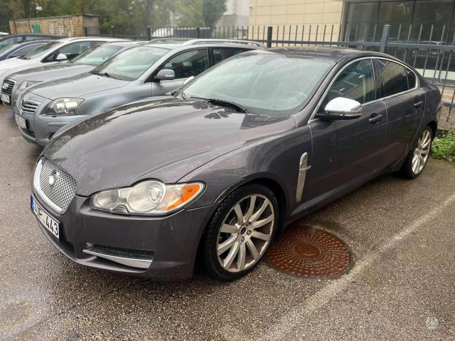 Grey Jaguar XF 2009 in Vilnius, with an engine capacity of 2.72 L and mileage of 300 thousand km for 1500 €, photo 5 on AUTOMOTO.COM.LV