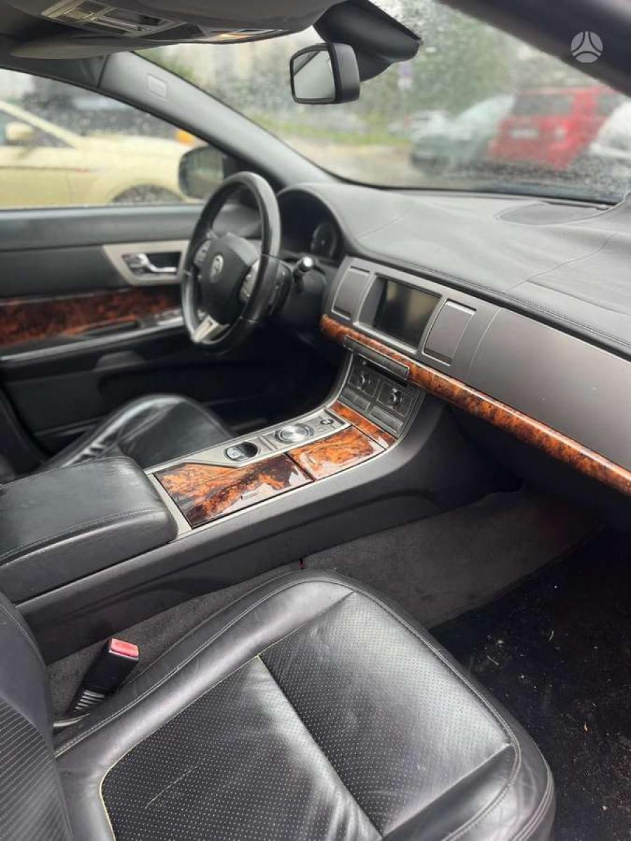 Grey Jaguar XF 2009 in Vilnius, with an engine capacity of 2.72 L and mileage of 300 thousand km for 1500 €, photo 6 on AUTOMOTO.COM.LV