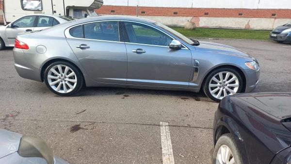 Pelēks Jaguar XF 2010 Viļņa, ar dzinēja tilpumu 2.99 L un nobraukumu 300 tūkst. km par 5000 €, foto 1 vietnē AUTOMOTO.COM.LV