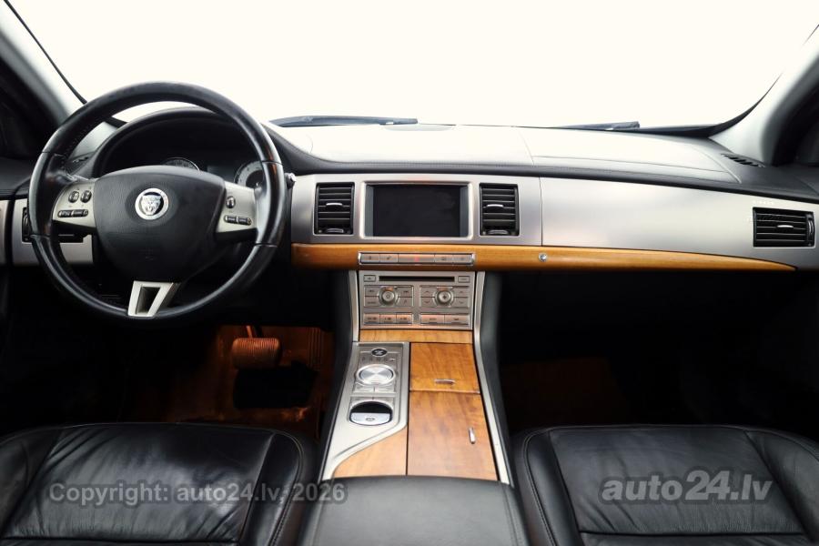 Grey Jaguar XF 2011 in Tallinn, with an engine capacity of 3.00 L and mileage of 233 thousand km for 2499 €, photo 6 on AUTOMOTO.COM.LV