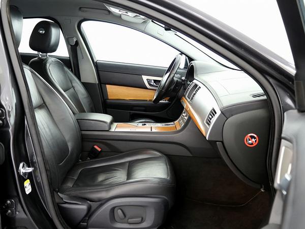 Pelēks Jaguar XF 2011 Tallina, ar dzinēja tilpumu 3.00 L un nobraukumu 233 tūkst. km par 2499 €, foto 7 vietnē AUTOMOTO.COM.LV