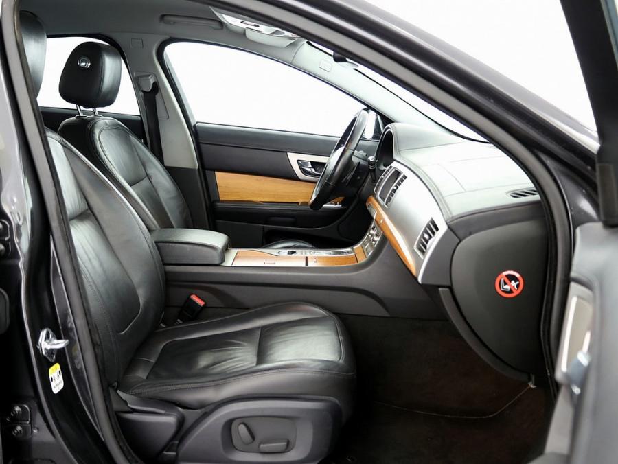 Grey Jaguar XF 2011 in Tallinn, with an engine capacity of 3.00 L and mileage of 233 thousand km for 2499 €, photo 15 on AUTOMOTO.COM.LV
