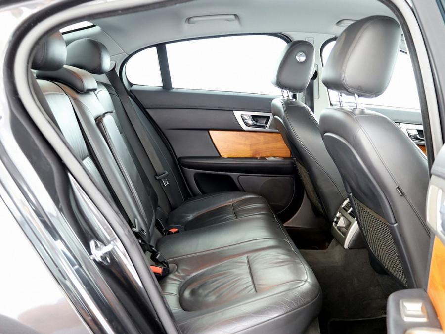 Grey Jaguar XF 2011 in Tallinn, with an engine capacity of 3.00 L and mileage of 233 thousand km for 2499 €, photo 16 on AUTOMOTO.COM.LV