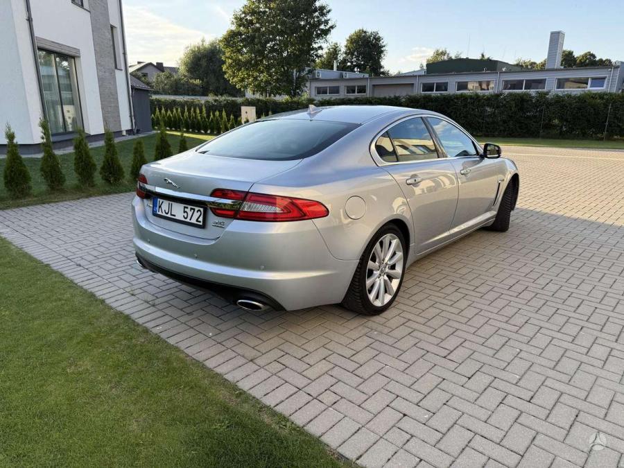 Grey Jaguar XF 2013 in Siauliai, with an engine capacity of 3.00 L and mileage of 178 thousand km for 7500 €, photo 4 on AUTOMOTO.COM.LV