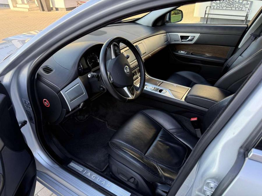 Grey Jaguar XF 2013 in Siauliai, with an engine capacity of 3.00 L and mileage of 178 thousand km for 7500 €, photo 8 on AUTOMOTO.COM.LV