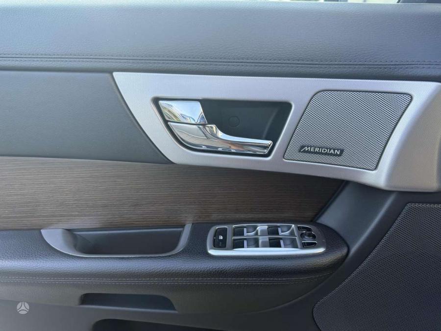 Grey Jaguar XF 2013 in Siauliai, with an engine capacity of 3.00 L and mileage of 178 thousand km for 7500 €, photo 11 on AUTOMOTO.COM.LV